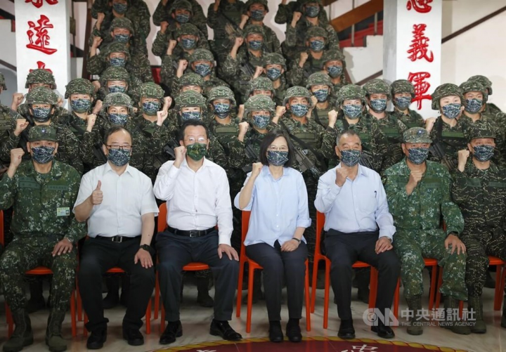 President Tsai shoulders 'handy' indigenous rocket launcher during ...