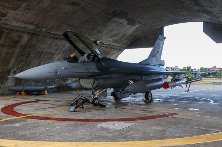 空軍花蓮基地 F-16V秀魚叉反艦飛彈潛力掛載|國防 | 僑務電子報