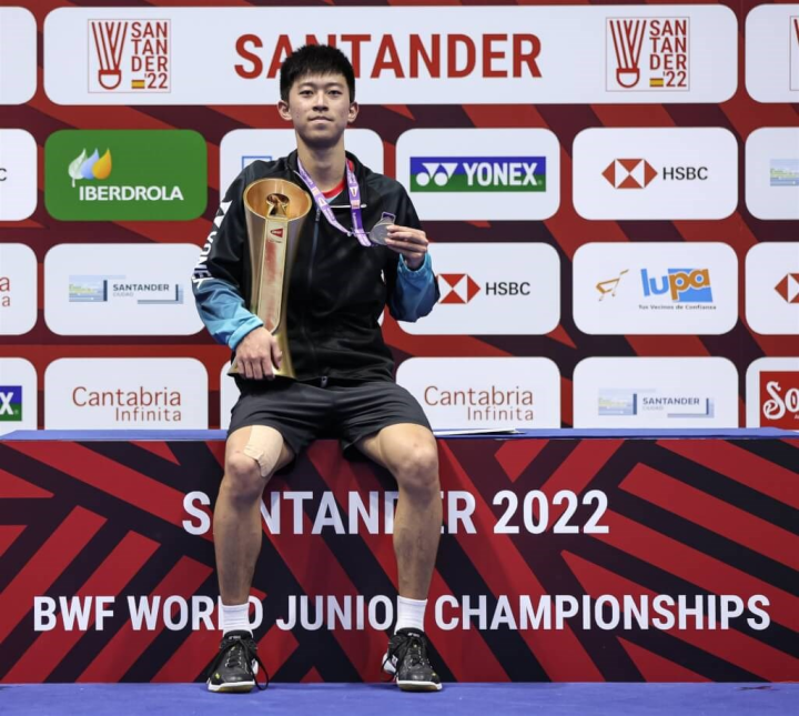Taiwanese wins badminton world junior championships men's singles title ...