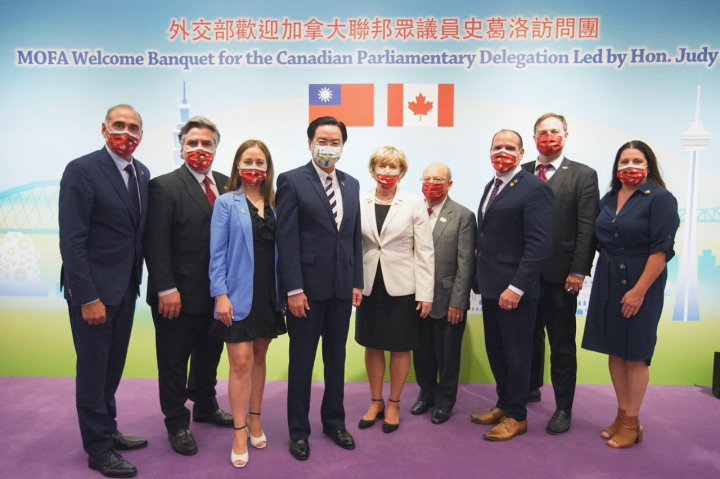 加台國會議員友好協會長史葛洛 獲頒績優外交獎章|外交 | 僑務電子報