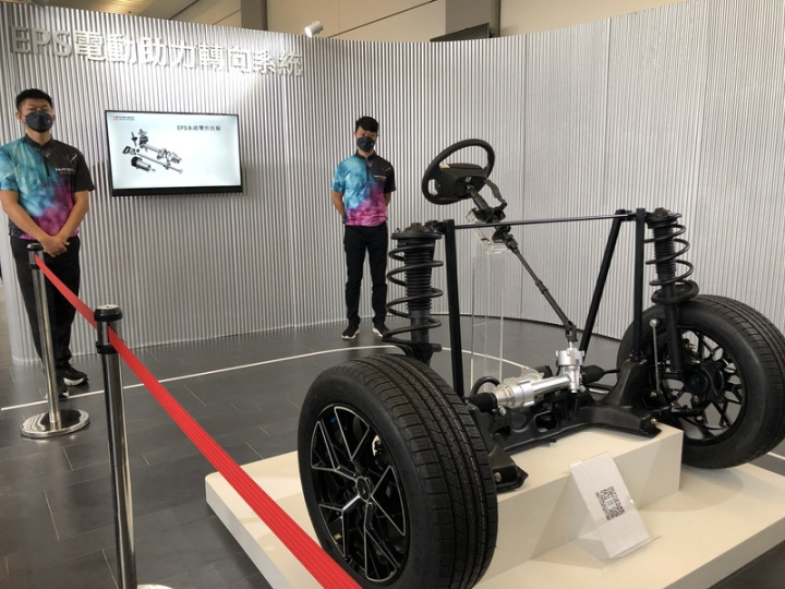 鴻海科技日秀2款新電動車 Model C量產版明年交車|經貿 | 僑務電子報