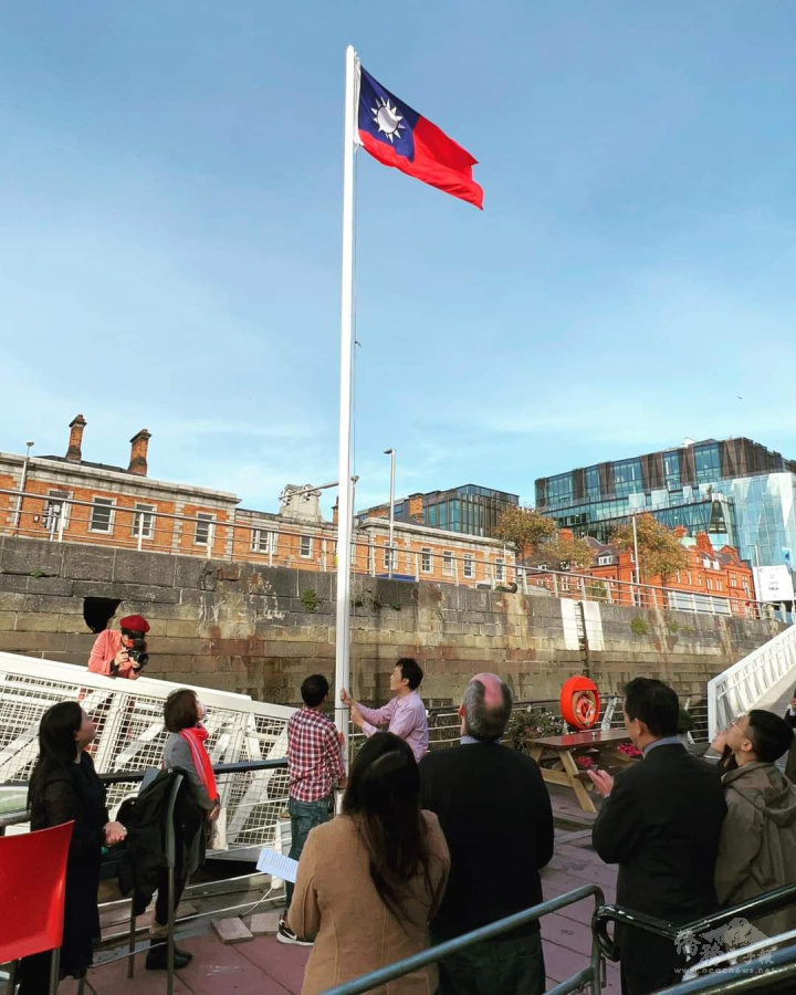 愛爾蘭僑界慶雙十 臺灣國旗飄揚都柏林莉菲河|歐洲 | 僑務電子報