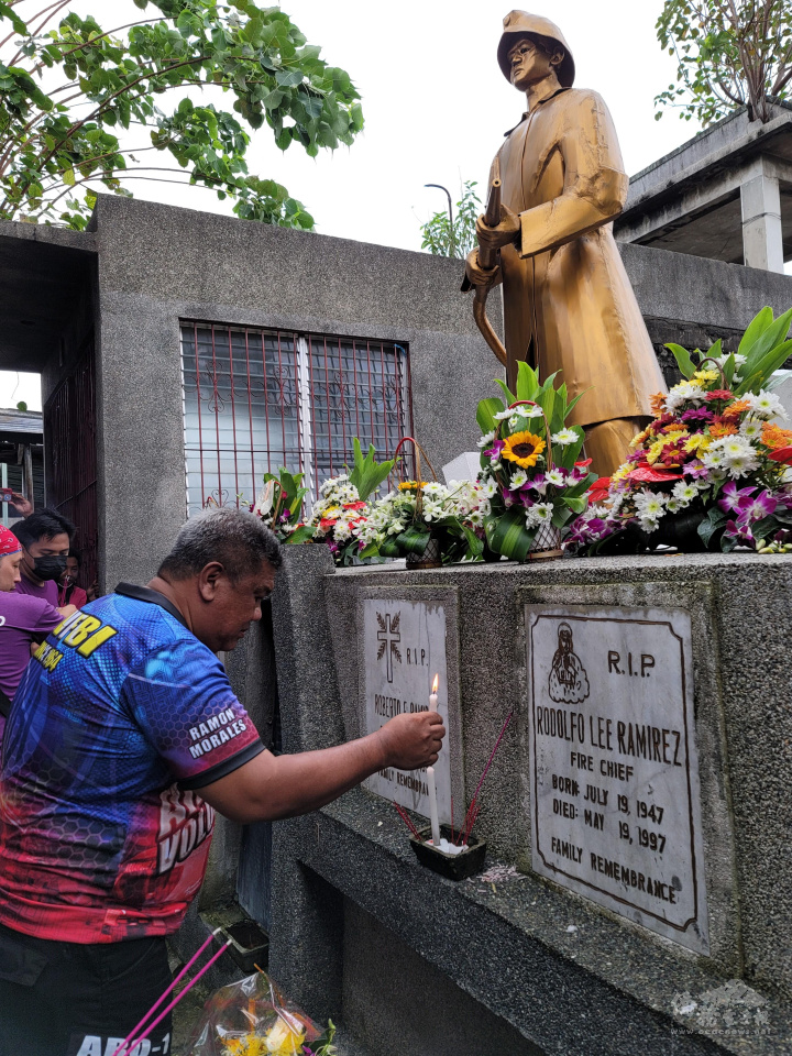 菲華火訊總會緬懷犧牲打火英雄 資深義消講述烈士英勇事跡|亞洲 | 僑務電子報