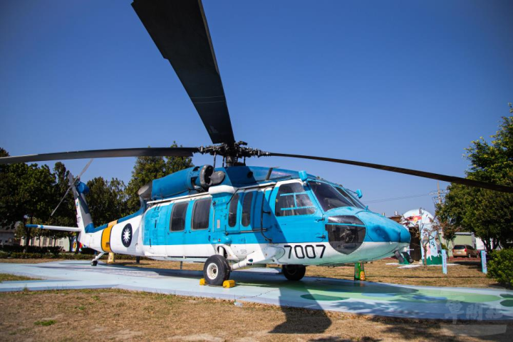 S-70C救護直升機陳展 海鷗慈航精神永留傳|國防 | 僑務電子報