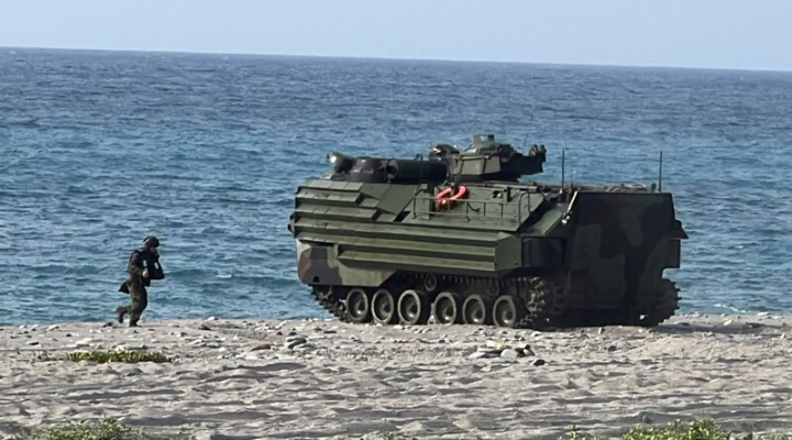 AAV7兩棲突擊車 首次破浪登陸台東海灘|國防 | 僑務電子報