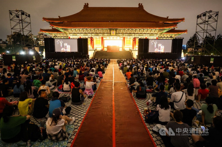 Cloud Gate's open-air broadcast of classic show draws crowd in Taipei ...