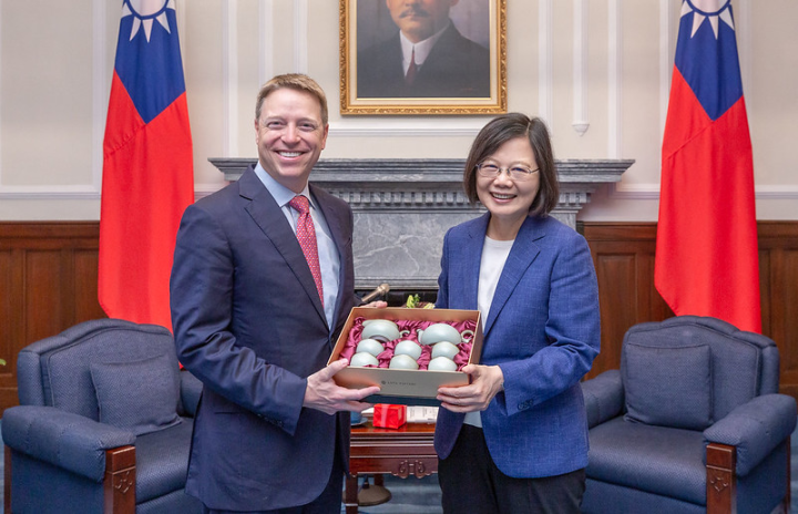 President Tsai meets experts from US Foundation for Defense of ...