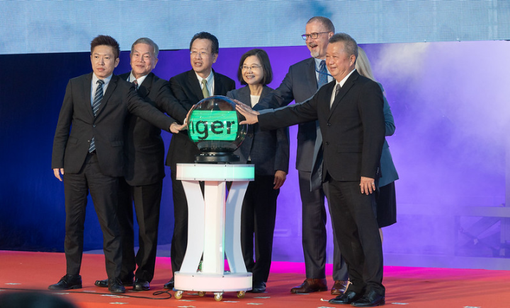 見證CL3500客機交機典禮 總統：「國機國造」帶動航太產業升級 讓「臺灣製造」飛在天空|經貿 | 僑務電子報