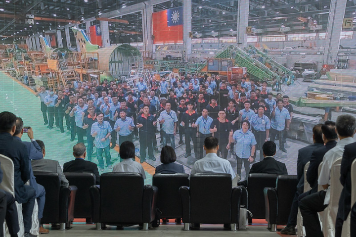 見證CL3500客機交機典禮 總統：「國機國造」帶動航太產業升級 讓「臺灣製造」飛在天空|經貿 | 僑務電子報