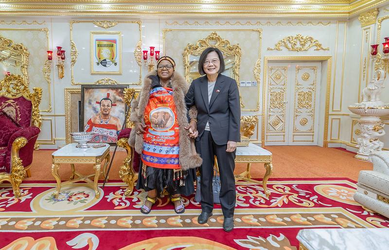 President Tsai visits Queen Mother Ntombi Tfwala of the Kingdom of Eswatini, visits women's ...