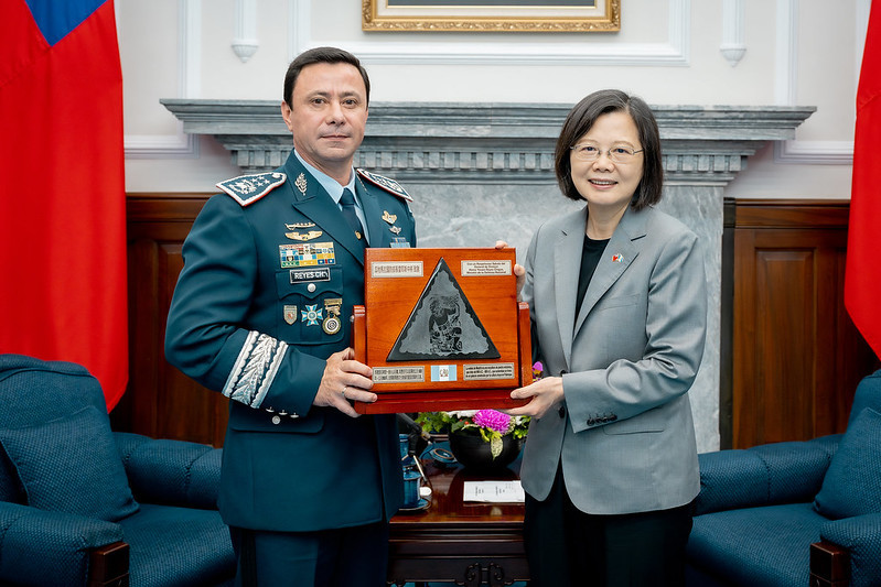 President Tsai meets Guatemala Minister of Defense Henry Yovani Reyes ...