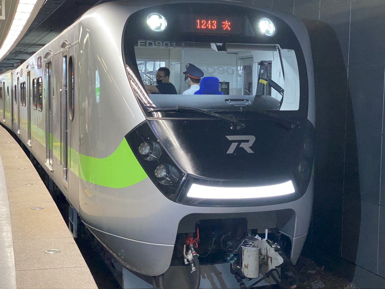EMU900型電聯車全數交車 台鐵：通勤族更便捷|內政 | 僑務電子報