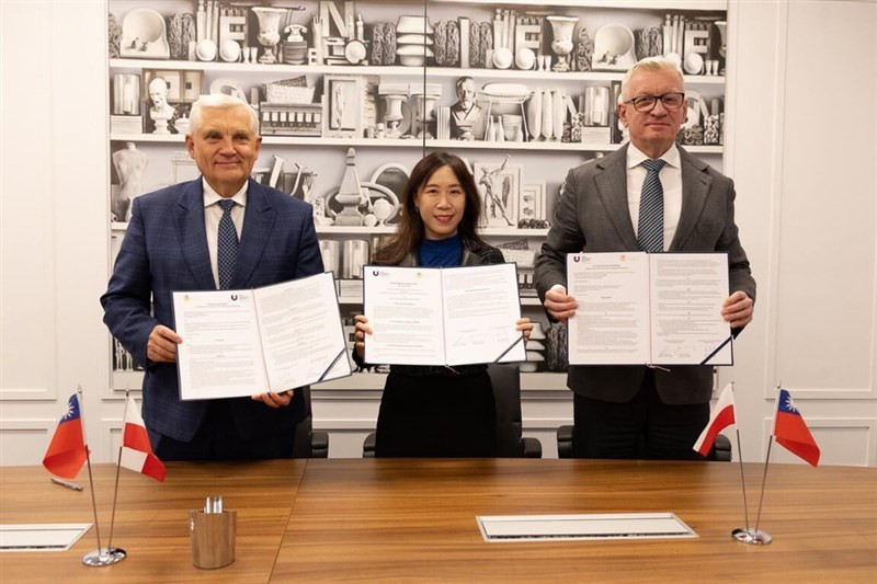 Taiwan donates US$1 million to aid Ukrainian refugees in Poland|English ...