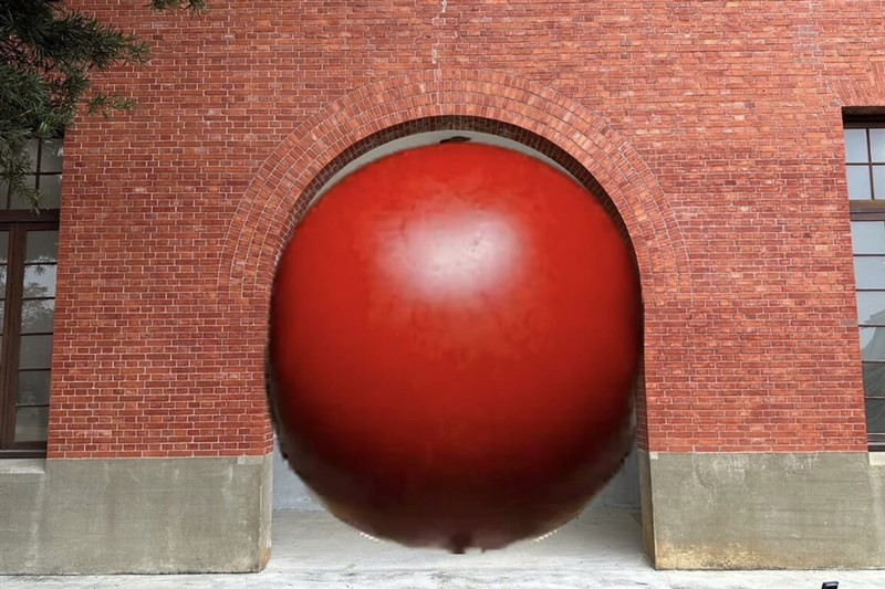 U.S. artist's big red ball to bounce around Tainan March 29-April 7 ...