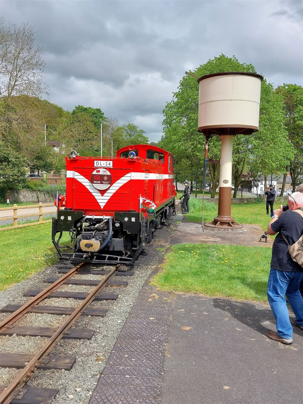 台英鐵道外交 阿里山林鐵機關車掛國旗威爾斯上路|歐洲 | 僑務電子報