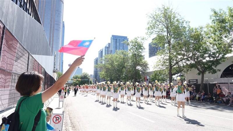 Taiwanese girls senior high marching band wins hearts at Canadian ...