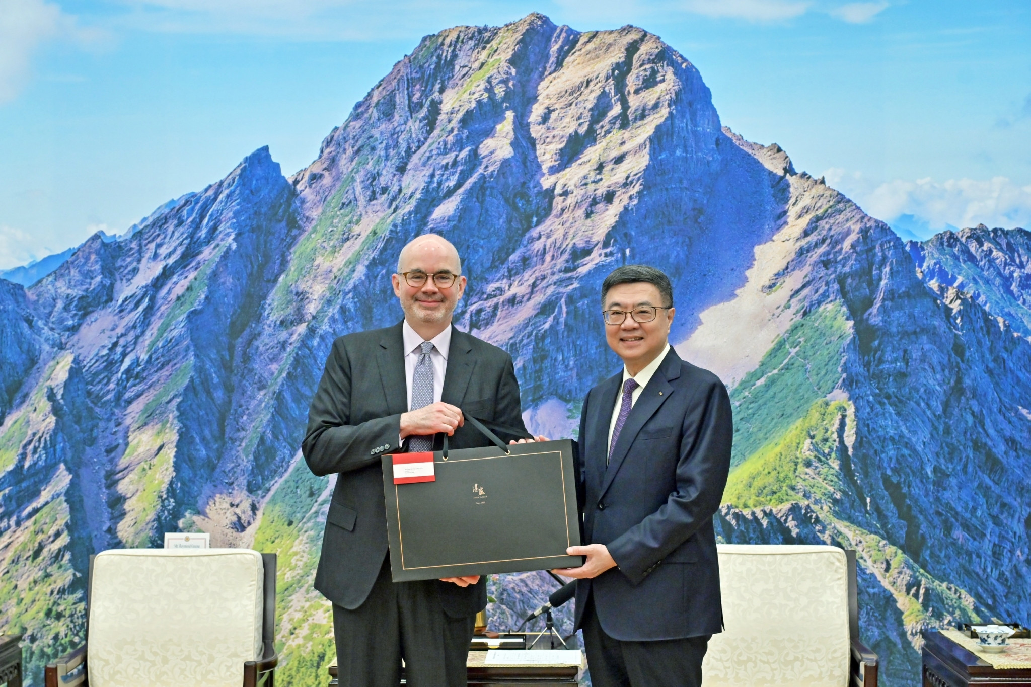 Premier Cho receives new AIT Director Raymond Greene|English News | 僑務電子報