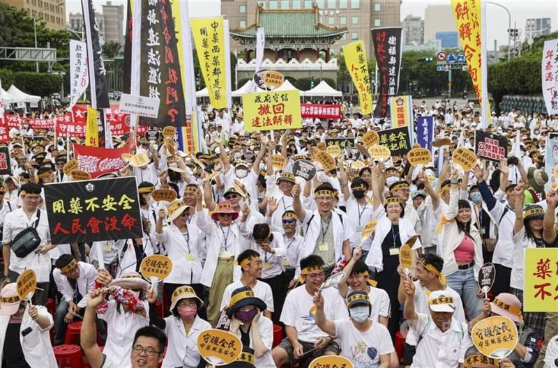 Pharmacists protest new traditional Chinese medicine sales rules ...