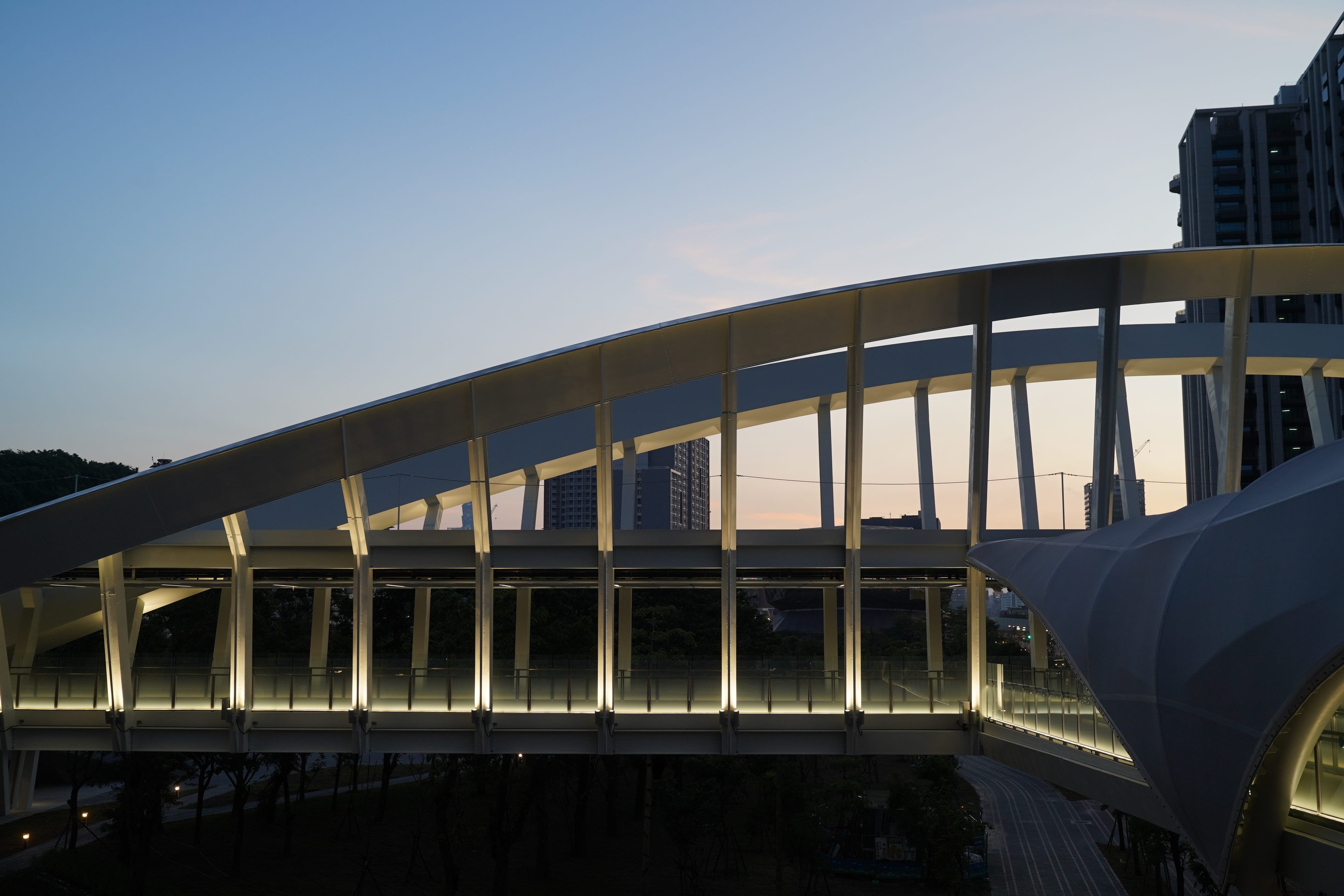 “Light and Shadow Weave an Urban Green Corridor”: Nangang Elevated ...