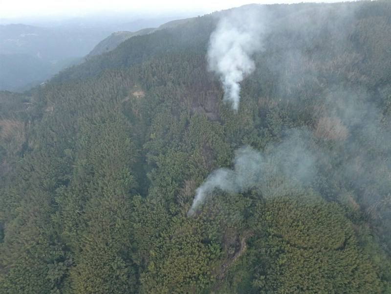 Firefighters struggle to put out Yunlin forest fire|English News | 僑務電子報