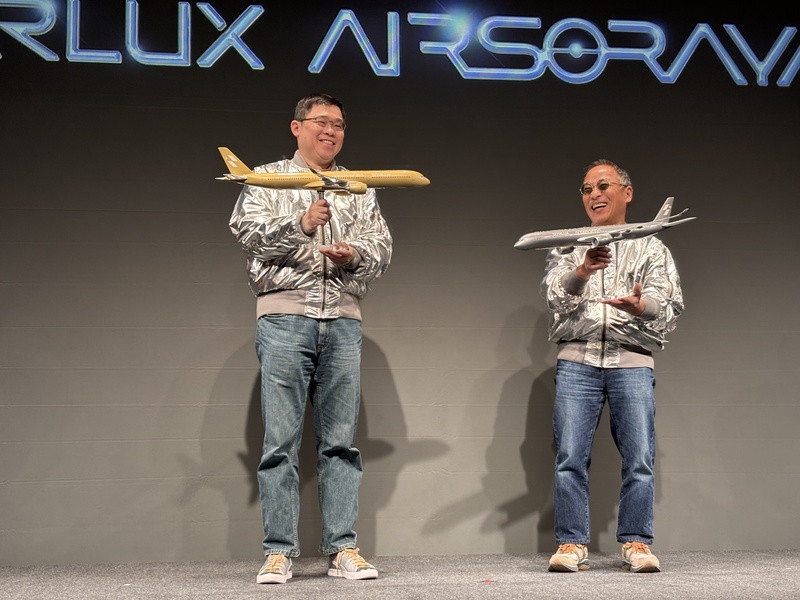 Starlux Airlines, Hajime Sorayama unveil A350 gold and silver livery ...