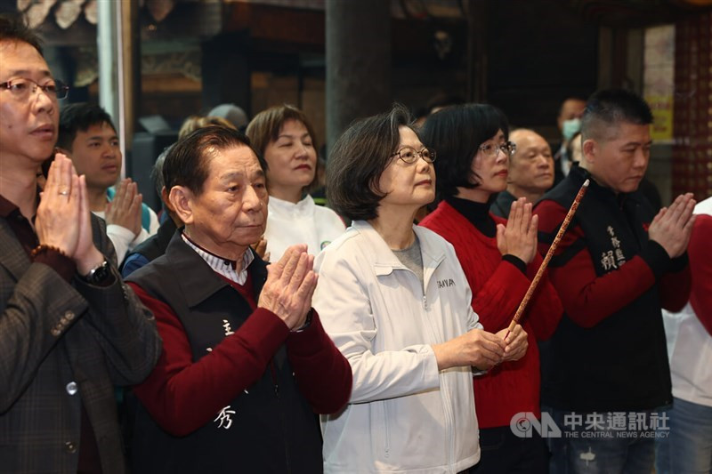 Ex-President Tsai honors Lee Teng-hui, Su Beng on Tomb-Sweeping Day ...